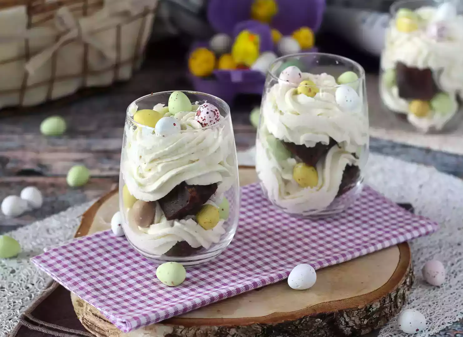 Pääsiäisbrownie ja kermavaahto - resepti
